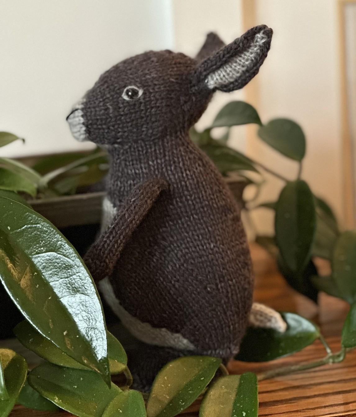 Вязаный спицами кролик Wabbit the Rabbit